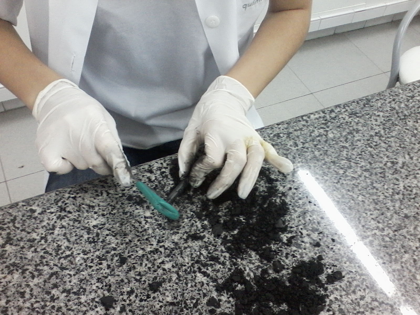 Raspar com cuidado para não quebrar...